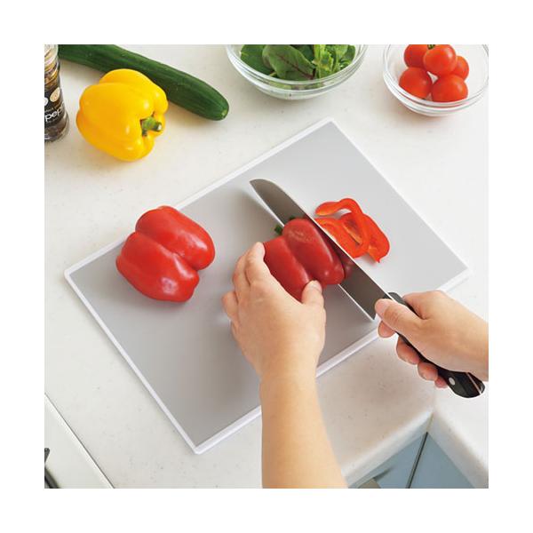 コンパクトで使いやすいサイズのまな板。安心の抗菌加工。■サイズ・重量約303×214×6mm(267g)■材質・その他本体：ポリプロピレンフチ：熱可塑性エラストマー■製造国日本製川崎合成樹脂 / カワサキゴウセイジュシ / かわさきごうせいじゅし