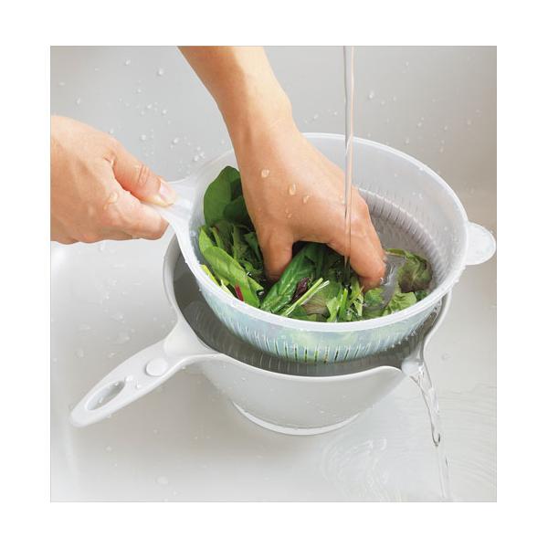 両側に注ぎ口がついた片手ボウルと目が細かいザルのセット。目が細かいざるなので食材が落ちにくい。ザルとボウルをセットで使えば流水で洗ったり冷やしたりしているときも食材が流れ落ちにくい。足付きなので水はけがよいです。本体はSIAA抗菌加工。■サ...