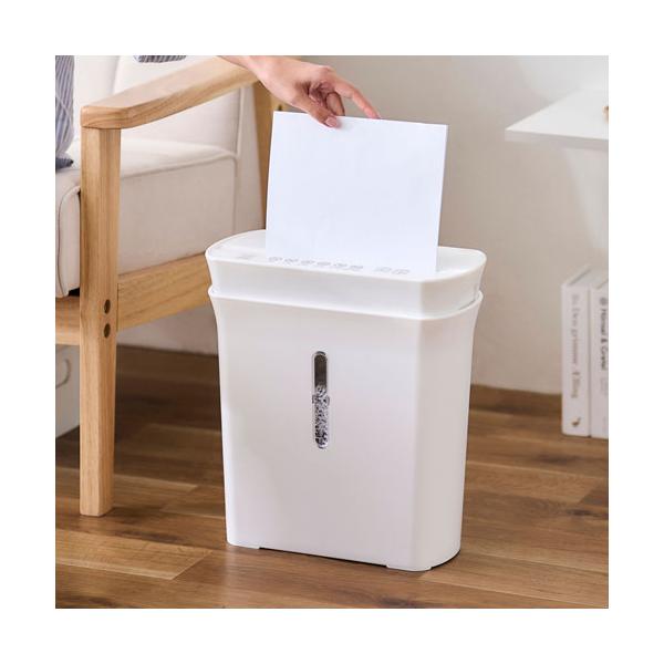クロスカットタイプで、細断サイズが約5×37mmと細かくカット。機密情報のセキュリティにおすすめです。一度に投入できる最大細断枚数は8枚です。ダストボックス容量約8.9Lで、ゴミ捨ての回数を減らせます。インテリアに調和するシンプルなデザイン...