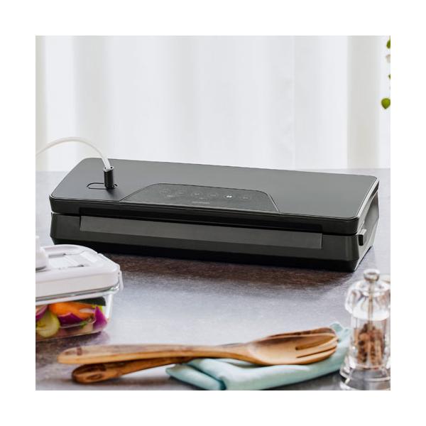 キッチンに馴染むシンプルなデザインの真空パック機です。別売りの耐熱ガラス容器（TGS-650・TGS-1500）とご一緒に使用いただけます。汁気の多い食材の保存やマリネ、漬物、味付けの時短にも！ロール内蔵タイプで、専用ロールを本体に収納でき...