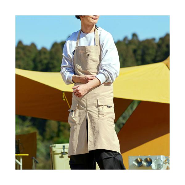 防融加工生地は燃えにくい性質のため、火の粉による穴空きを軽減します。摩擦、汚れ、洗濯などによる撥水性能の低下を抑制します。センタースリットが入っていて作業がしやすいデザインです。首掛け部分でサイズ調整ができます。バックルタイプで、ラクに着脱...