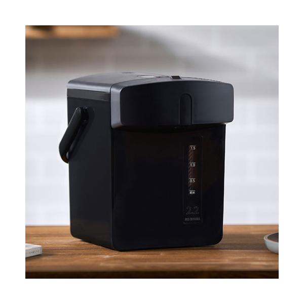 角型を基調としたスタイリッシュなデザインのジャーポットです。丸型デザインよりスリムでコンパクトに見えるデザインです。再沸とう機能付きで、ボタンを押せば保温中のお湯が再沸とうします。再沸とうボタンはカルキ抜きも兼ねております。空焚き防止機能付...