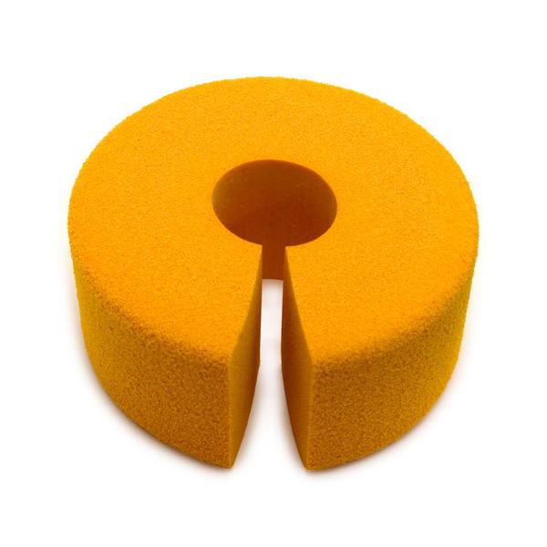 【商品説明】指はさみの事故防止にドアに挟むだけ。クッション性の高い素材を使用しているので、手や指を傷つけません。【用途】ドアを閉めても少し隙間を残し、お子様の手や指をはさむ事故を防ぎます。【仕様】色：イエロー寸法：直径×内径×厚(cm)：約...