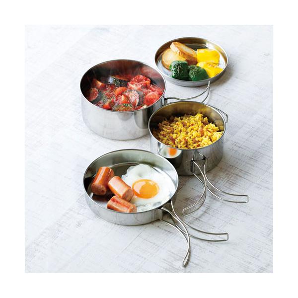 キャンプメシがもっと好きになる。アウトドアや非常時に使える調理道具をセットにし、持ち運びに便利な袋に収めました。鍋はコンパクトに収納できます。■商品サイズ鍋大：使用時/245×144×64mm(0.97L)、フタ兼用フライパン：使用時/25...