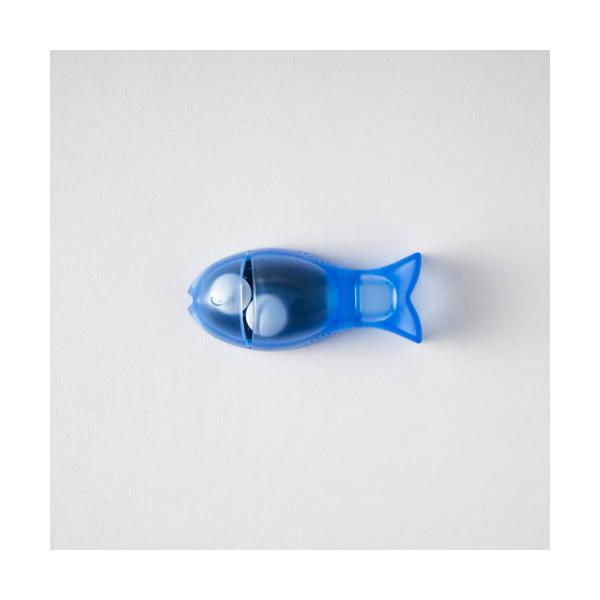 軽く引くだけで研げる、お魚の形の包丁とぎ。●可変軸バネ機構(PAT.P)で切れ味抜群に。●裏面にマグネットがついているので冷蔵庫にピタっとくっつけられて収納場所をとりません。【仕様】材質：本体：スチロール樹脂、研ぎ部：アルミナセラミック、マ...