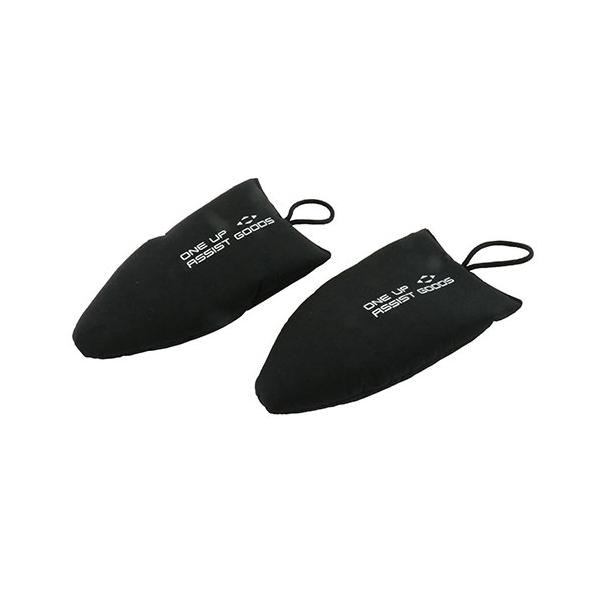 シューズ内のニオイやムレを解消します。湿気たシューズの乾燥除湿消臭。干しやすいストラップ付で天日干しすれば繰り返しご使用いただけます。抗菌作用もあり衛生的です。脱いだシューズのつま先へ入れて下さい。