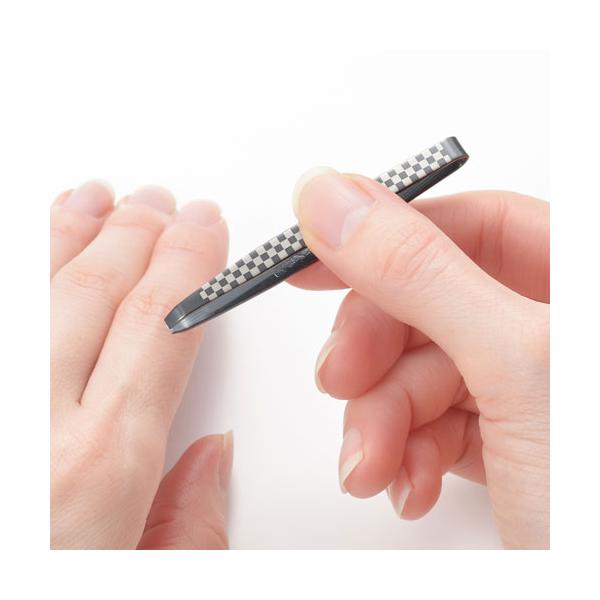 細かい部分のケアや、一本単位での精密な処理に最適な先端先細タイプの毛抜きです。鋭く繊細な先端形状が、埋もれ毛や細い毛もしっかりキャッチし、ピンポイントで抜きやすい設計になっています。重厚感ある市松模様。妥協なきデザインが、日々の所作を美しく...