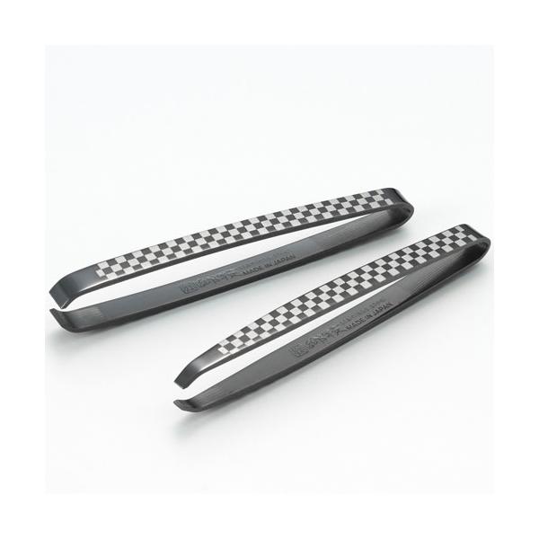 毎日のケアに寄り添う、上質でシンプルな毛抜き。幅広タイプと先細タイプの2本組は用途に応じて使い分けることができ、より丁寧で快適なケアが可能です。重厚感ある市松模様。妥協なきデザインが、日々の所作を美しく。サイズ（mm）：全長 75×幅 11...