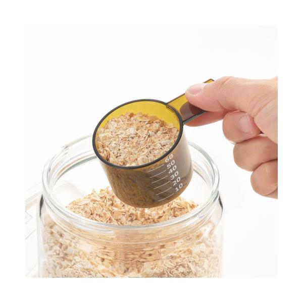 オートミールの適量30ｇをひとすくいですくえるカップ。つい食べすぎてしまうオートミールの食べすぎを防いで正しい栄養バランスを。グラノーラをすくうスプーン代わりや、目安目盛り付きなので、計量カップとしても便利です。強靭性、耐薬品性、耐熱性、高...