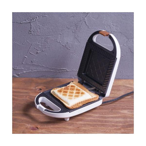 食パンの耳までしっかり焼き上げるホットサンドメーカー！パン耳までカリカリに焼けます。■商品内容15.4×21.6×8.5cm・本体：フェノール樹脂(アクリル塗装)・フック：ABS樹脂・プレート：アルミダイキャスト(フッ素樹脂加工)・消費電力...