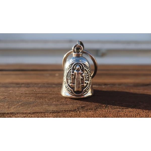 ※詳細な出荷時期はご注文後にメールでご案内します。■商品番号LBTU-015B■JANコード4562346203317■商品概要【カラー】シルバー【素材】亜鉛合金【サイズ】高さ 約3.5cm直径 約2.5cm(リング含まず)