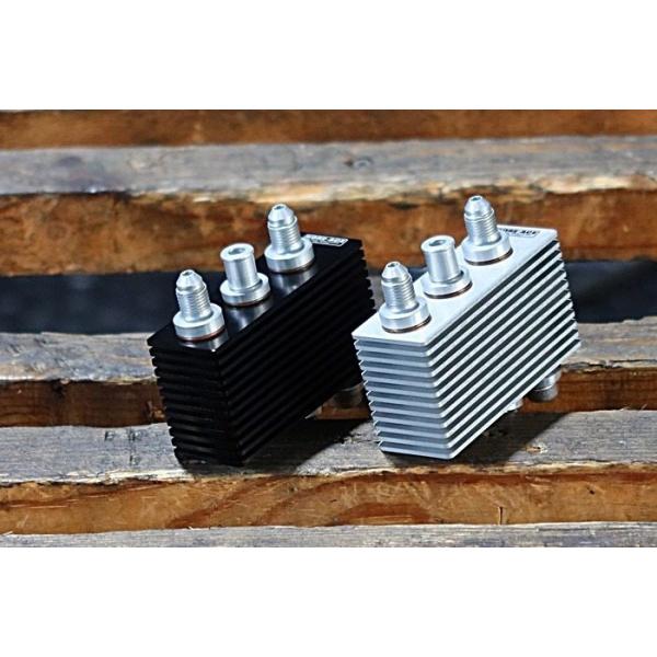 ※詳細な出荷時期はご注文後にメールでご案内します。■適合車種　   　　備考: 汎用■商品番号C4077H-B■商品概要オイルクーラー汎用品新設計 オイルクーラー新型 28×77×40油温度センサー取り付け部 PT1／8ホースフィッティング...