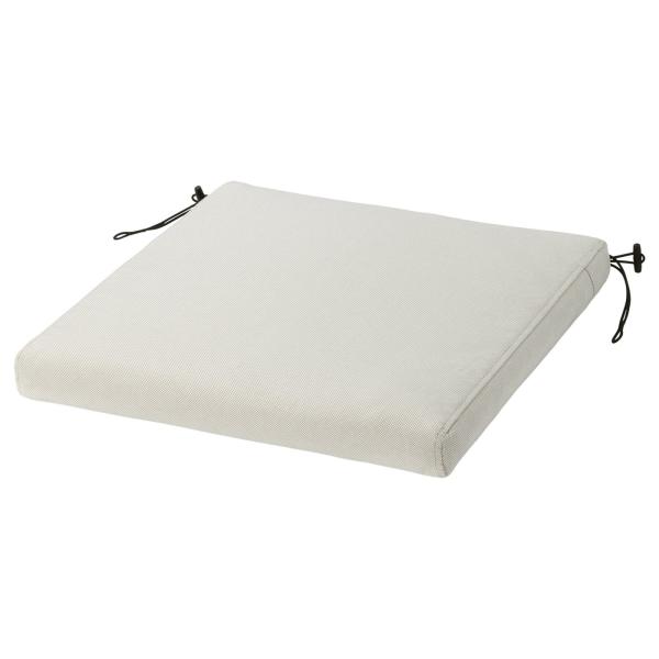 カバーとインナークッションが別々なので、気分に合わせて屋外家具の雰囲気を変えられます。 カバーは再生ペットボトル樹脂を原材料に使用し、日光にさらされても色あせしにくい染色方法で染色されています