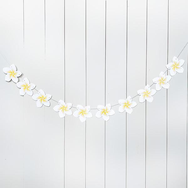 ありそうでなかった、プルメリアの花をシンプルにつなげる優しい雰囲気のガーランドです。ウェディングやバースデーなどのパーティーシーンにもマッチします。もちろんお部屋や店舗の飾りとしても、飾るだけで一気に夏気分が上がるアイテムです。