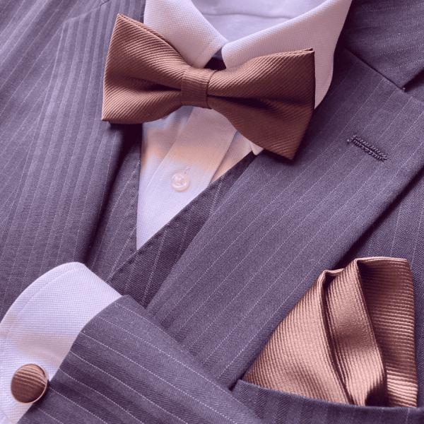 落ち着いた光沢感と立体的な織柄のある布地で蝶ネクタイとお揃いでカフス・ポケットチーフ（ハンカチ）の3点セットをご用意しました^_^1、蝶ネクタイ： 6×12cm、首回り：25~45cm（調節可能）2、ポケットチーフ： 20×20cm3、カフ...