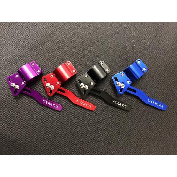 カラー：ブラック/レッド/ブルー/パープル【仕様】・ウインカーレバー径：約18〜28mm以内・取付部長さ：30mm以上必要・付属品：クッションテープ・ビス固定位置微調整可能ステアリングをディープコーンタイプに交換したりロングボススペーサーを...