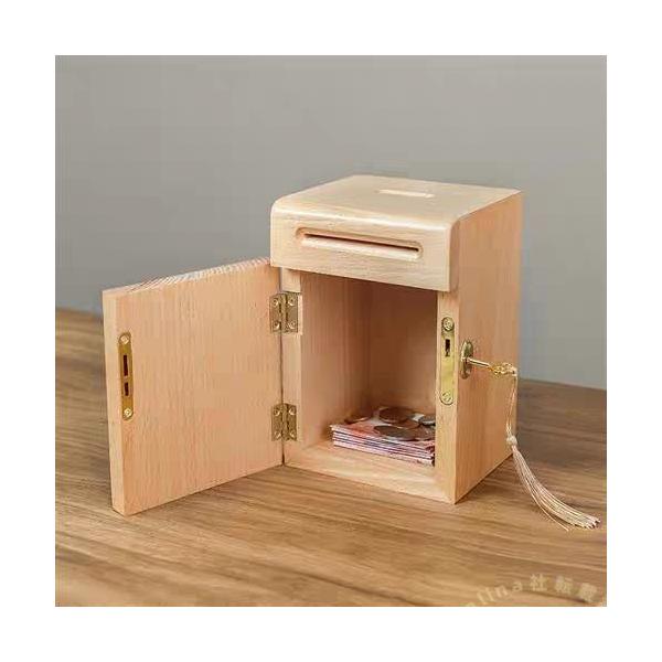 ? 貯金箱の素材：天然木を使用した貯金箱 自然な風合いの木製貯金箱です。 インテリアに。? 貯金箱としてはもちろん、小物やアクセサリーの収納にもお使い頂けます。重厚かつ丈夫な木材を使用しているため、耐久性に優れ、長くご愛用いただけます。? ...