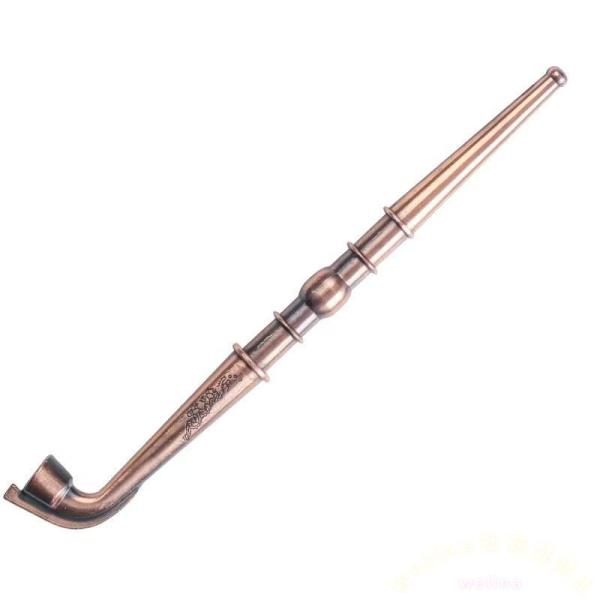 和風の仮装やコスプレのアクセントに、キセルはいかが？ドラゴン柄がワンポイントのブロンズカラーです。花魁や傾奇者など、和装のコスチュームやキャラにオススメです。【ご注意】※コスプレ?仮装の小道具またはインテリアとしてお使いくださいませ。（喫煙...