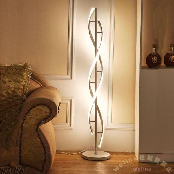 ■商品名3色温度調整可能フロアライト■内容品・本体・リモコン　※単4電池が2本必要です（別売り）■素材アルミ+シリコン（本体）+鉄（台座）■サイズ長さ：135×25×25cm■製品詳細消費電力：36W電圧：110ｖ/50-60Hz3段階色：...