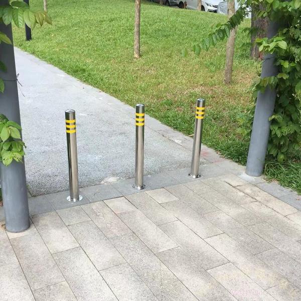 ▲ 耐久性のあるデザイン：各ボラードは最大限の保護のために強くて丈夫なステンレス鋼から作られています。▲ 定したベースプレート：耐風性を高めるためにベースを固定するためにネジを使用するデザインは、交通コーンをしっかりと握り、風でぶつかり、風...