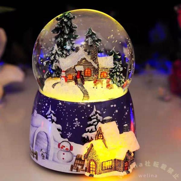 【絶妙な設計】クリスマスの雪の家は夢のようです。回転させることで雪が舞い散ります。赤、紫、青、緑の4つの色が変わります。美しく暖かくロマンチックな水晶玉。また、美しい音楽を演奏し、魅力的な照明を醸し出しています。温かい部屋でずっと眺めていた...