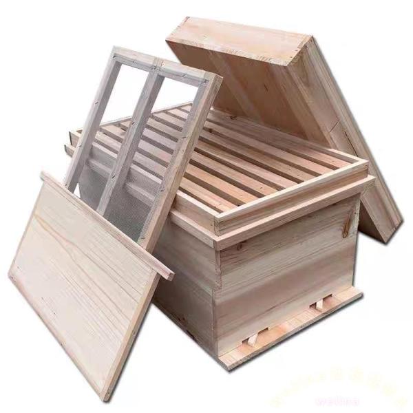 商品詳細サイズ：外側サイズ51.4*32.4cm 内側サイズ49*30*26cm厚さ：1.2cm素材：杉木重さ：約5.9kg配送部品：巣ボックス本体*1＋巣枠*7＋隔離板*1巣ボックスには銅目、メッシュとワイヤーは含まれていません。 お客様...