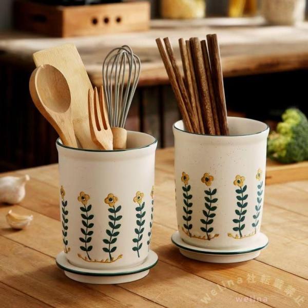 商品の説明Lサイズ：11.3×14.5cm2個セット=L*2、1個=L製品の形状は寸法図によって表示される形状と同じである素材：セラミックス色：ホワイト【水切り】水を排水するのに便利な底部排水穴の設計。テーブルやキッチンのカウンタートップを...