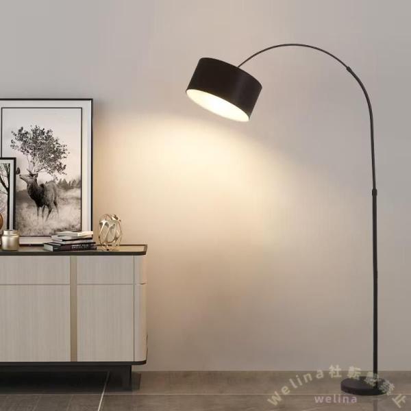 高級感溢れる、大理石を使用したベース、アーチが美しいフロアライトです。アーム、シェードを調節して、お好みの場所を照らすことができます。シェードをちょうどいい位置に調節することが可能です。ソファやチェア、テーブルの上など、お好みの場所を照らす...