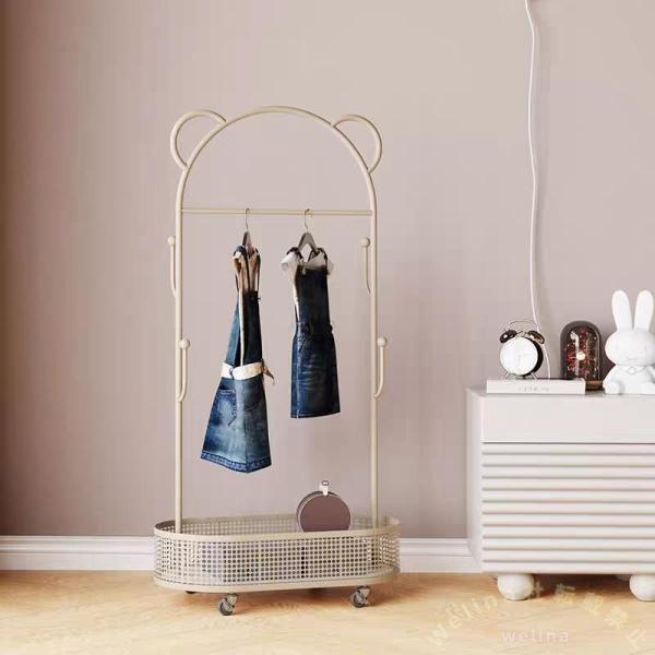 玄関やリビングでお洋服をスッキリ収納。子供服サイズにピッタリのスリムな子供用スタンドハンガーラックです。■お客様組立品■企画：日本(サンニード)/製造：中国■必ずお読みください。商品撮影時の撮影機材、ご使用の端末環境によって商品の色が実際の...