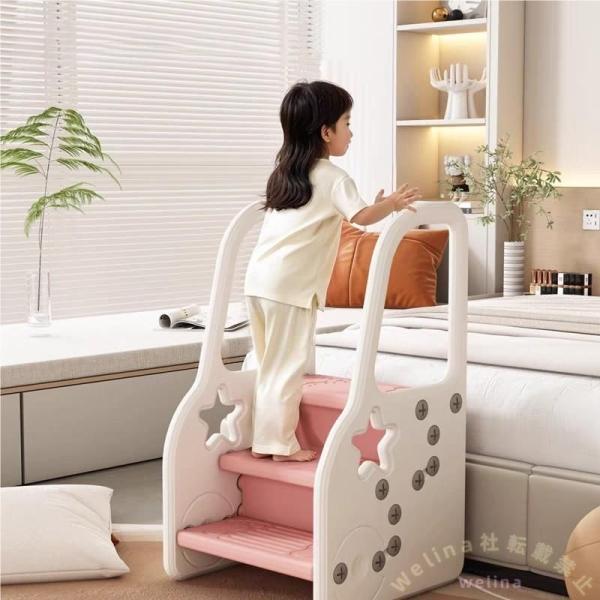 お子様が安心してひとりで登り降りできるように、しっかりとした手すりがついています。踏み台部分は広く、お子様から大人まで幅広くご利用いただけます。シンプルなデザインは場所を選ばずご使用いただけます。■両側手すり付き■脚裏すべり止め付き■踏み台...