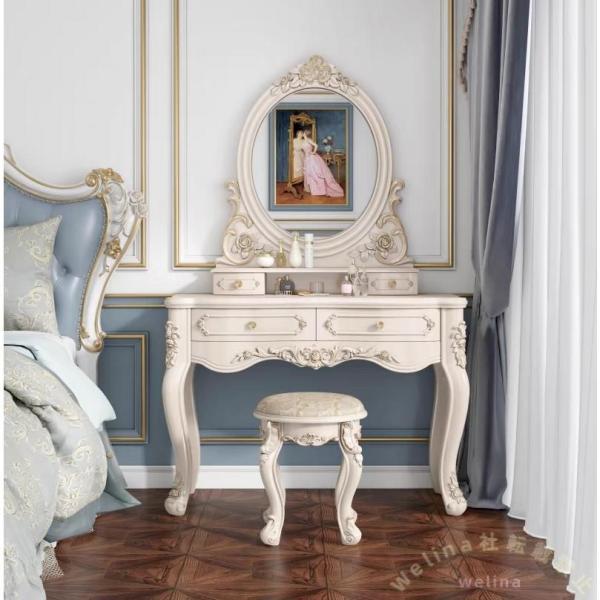 デザインやディテールにこだわったエレガントなアンティーク風デザインのスツール。豪華な雰囲気のするアンティーク風のドレッサー用スツールです。ドレッサーとセットで使うのはもちろん、玄関先やお部屋のインテリアの一部としても置いておいても◎※塗装は...