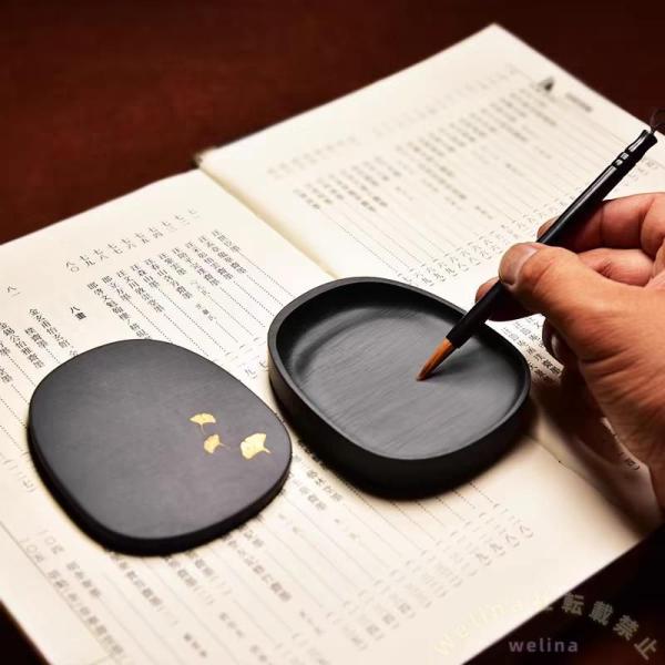 1.種類：歙州硯2.水を濡らさず、寒さで凍らず、良質の石硯は多くの書道名者から賞賛されています。実用的かつ経済的、書道愛好家への完璧な贈り物としては人気があります。3.使用用途：日常書道・半紙用 小学生の書道バッグに入るサイズ。天然の石のた...
