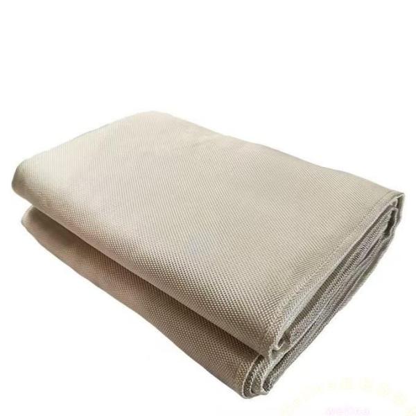 【地面を守るシート】焚き火台の下に敷くシートで、焚き火やBBQをする時に起こってしまいがちな、炭・薪がはぜて地面にダメージを与えてしまうことを防ぐためのものです。非常にアウトドアやキャンプに適しています。直火禁止のキャンプ場で焚き火を楽しむ...