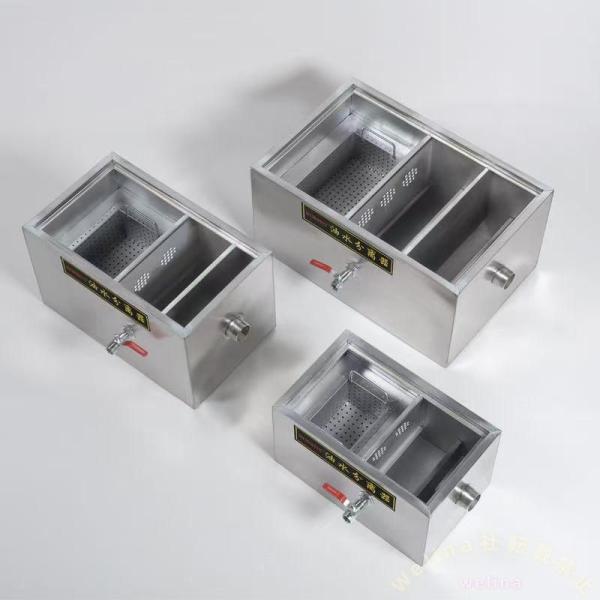 プレミアム素材 このグリースセパレーターは頑丈なステンレス鋼でできており、強くて耐久性があり、防錆、耐腐食性があり、変形しにくいです。取り外し可能なフィルターバスケットにより、収集された残留廃棄物を簡単に取り除くことができます。原理 廃水は...