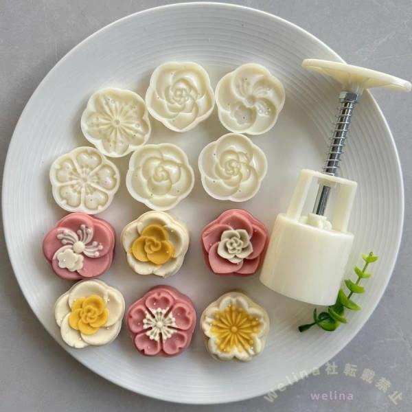 ??【高品質素材】：食品グレードのABS樹脂で作られるので、非毒性、無臭、容易に使う、ご安心に使用ください。??【パッケージ内容】：本体+模様花片6枚、6種類の花型スタンプが含まれていますから、好きな形の月餅、ケーキ、お菓子を作ることができ...