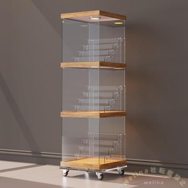 【見栄えアップ】厚み3mmの高透明アクリル板を採用、コレクションをアクリル越しでもキレイに魅せます。ガラスに匹敵する95%以上の高透過率を兼ね備えながら軽量で割れにくいです。木材で作り上げた天板・底板・ひな壇は高級感を演出、ナチュラル感たっ...