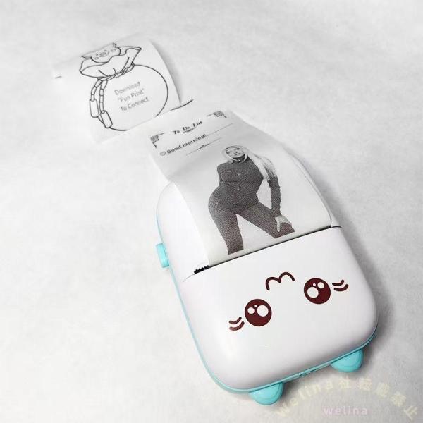 ■商品名プリンター 小型 スマホ対応 モバイル 写真 サーマル フォト プリンター 持ち運び iPhone対応 モノクロ 連続紙 感熱式印刷 USB充電 多言語対応■商品詳細お気に入りの画像、残しておきたい文字やメモをいつでも、どこでも簡単...