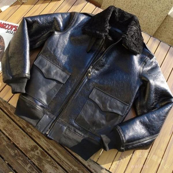 硬質で光沢のあるオイルワックス加工の馬革を組み合わせた【大身皮毛】:トルコのオイルワックス加工された原生の羊の毛付き革（硬質）【皮面加工】:オイルとワックスで光沢があり、自然な風合いがレトロな印象【飾り革】:植物タンニン鞣しの馬革【ファスナ...