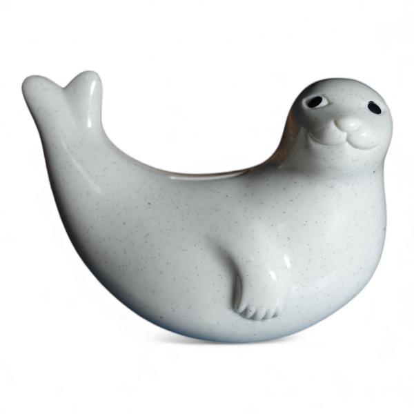 北欧雑貨で知られるエレファントバンクと同じメーカーによって製造された、アザラシの貯金箱です。モチーフとなっているのは、フィンランド・サイマー湖に生息する希少な淡水アザラシ「サイマーンノルッパ（サイマーフォンアザラシ）」。世界でも生息数が約3...
