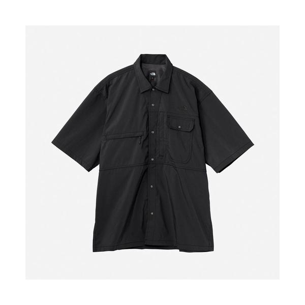 アイコニックなポケットディテールを備えた半袖シャツ。細番手の糸を高密度に織り込んだポリエステルの生地は、なめらかで上質な印象。適度なストレッチ性も持ち合わせています。生地にははっ水加工を施し、多少の雨や汚れに対応。フロントに3カ所のポケット...