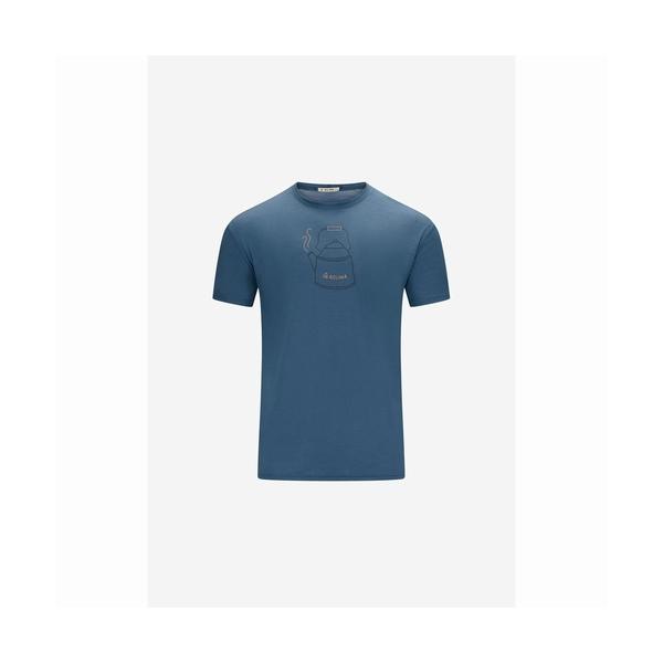 MATERIAL100％ merino wool 17.5&amp;micro; 140g/m&amp;sup2; 重さ：152g胸元にメッセージデザインをプリントしたソフトで薄手のTシャツです。 ゆったりとしたフィット感のラウンドネックで...