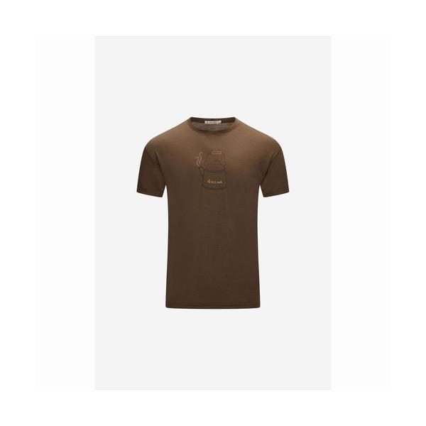 MATERIAL100％ merino wool 17.5&amp;micro; 140g/m&amp;sup2; 重さ：152g胸元にメッセージデザインをプリントしたソフトで薄手のTシャツです。 ゆったりとしたフィット感のラウンドネックで...