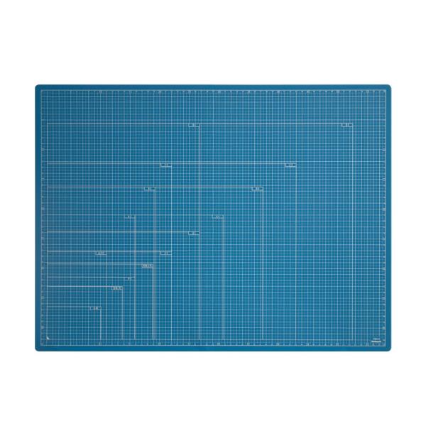 ※沖縄、一部離島は別途送料をご負担いただきます切り目が目立ちにくい折り目も気にならない折りたたんで持ち運びが可能なカッティングマット5mm間隔方眼線入り見開きサイズ：ヨコ600×タテ450×厚み2.5mm（A2）二つ折りサイズ：ヨコ305×...