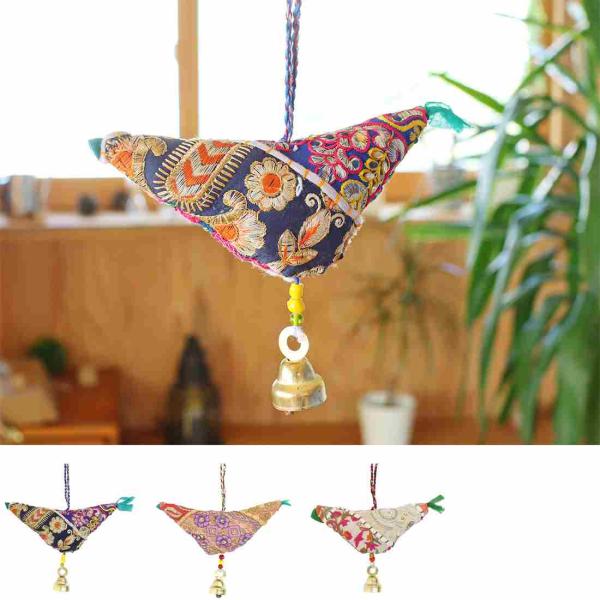 同じ柄やカラーはございません。古布を使用の為、大まかなイメージになります。その時々の１点ものになります。インドの古布で作られた可愛い鳥のオーナメントインドの職人さんが色々な生地を使いバードモチーフを手作りしてスパンコールを飾りつけています。...
