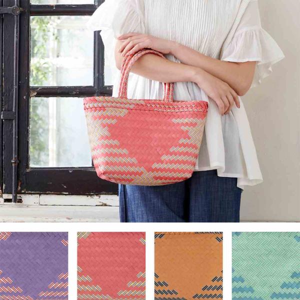 普段使いなら、このサイズのバッグが丁度いい♪コンパクトだけど、たくさん収納できる、程よいサイズ感が人気です。PASAR(パサール）はインドネシア語で市場。パサールバッグとは、バリの女性たちが朝、市場に買い出しに行くときに持っていくPP製のお...