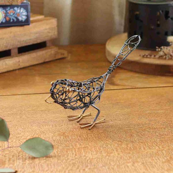 デスクに小鳥の存在感をプラスブリキでできた小鳥のオブジェです。小さく首をかしげる生き生きとした表情は、ディスプレイに彩りを与えてくれます。お気に入りの場所やベランダのインテリアなどにもオススメ。生産地 インドネシアサイズ 約W16×4×H11cm