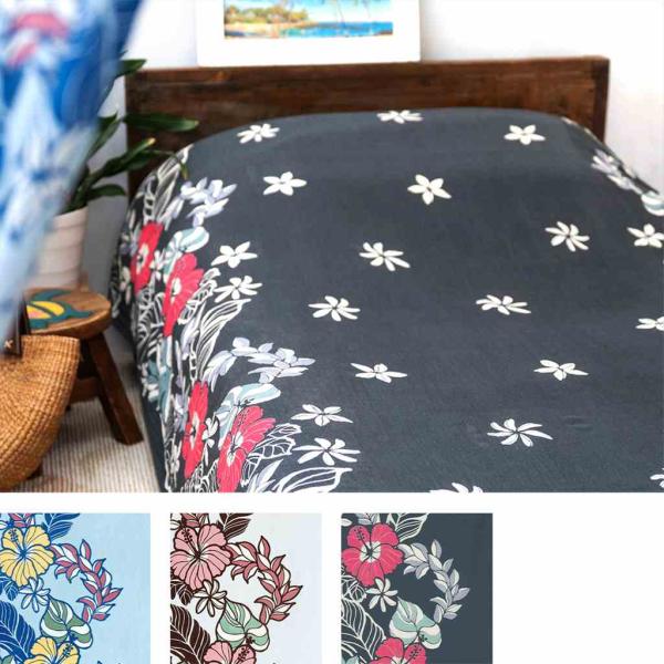 南国ハワイのそよ風（breeze）をお部屋に♪お部屋にハワイアンリゾートの雰囲気が広がるマルチクロスです。人気のハイビスカスやプルメリア、モンステラなどを上品で落ち着いたトーンで描きました。ベッドカバーとしてだけでなく、ソファに掛けたりカー...