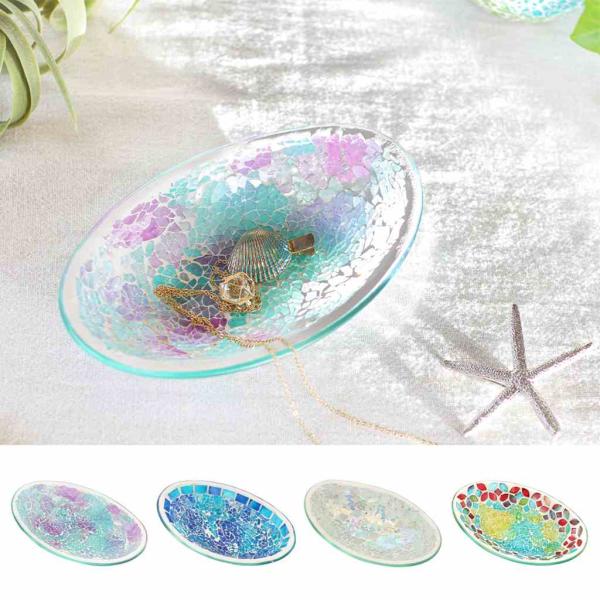 2026春夏から登場！光の反射で多彩な表情を生み出すオーバルトレイ。小物やアクセサリーを置くだけで、お部屋が一気に明るく華やかな印象に。インテリア雑貨、アクセサリー売場、ギフト売場など、幅広いカテゴリーと組み合わせて並べられるので、「ついで...