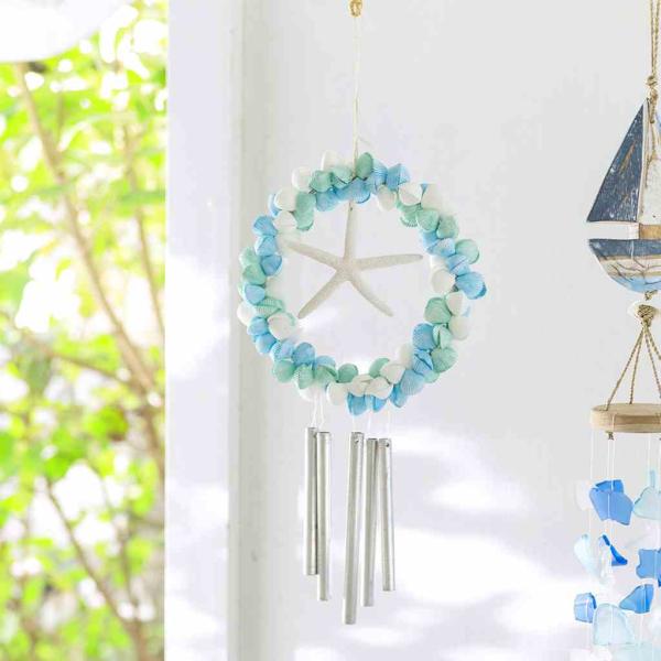 ブルーのシェルが爽やかなシェルチャイム海を感じる爽やかなカラーのシェルリースにチャイムをつけました。見た目の涼しさと金属音の心地よさに癒されます。※天然素材のため、独特のにおいがあります。匂いが気になる場合は、風通しのいいところに置いておく...