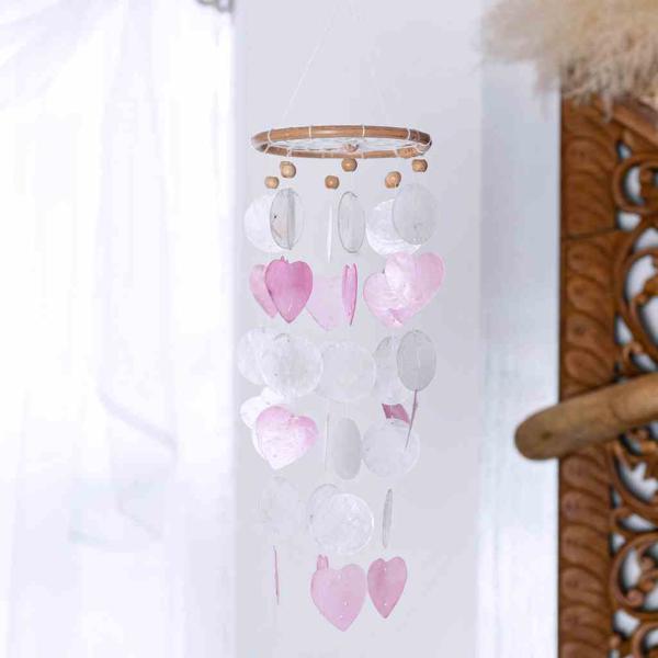 やさしく彩る、ハート型カピスのフェミニンガーランド♪ハート型のカピスが目を引くデザインのガーランド。白とピンクのやさしいコントラストが、空間に明るくフェミニンな印象をプラスします。壁面や棚まわりの装飾に取り入れやすく、マリン・リゾート・サマ...